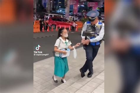 Sampaguita Vendor In Viral Video A Legitimate Babe Mandaluyong Police Says