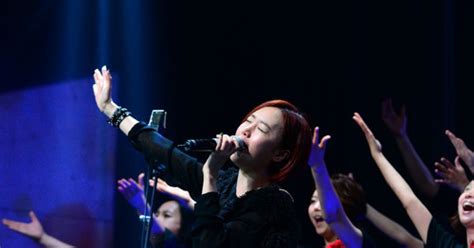 사진 연예인 합창단에서 열창하는 가수 별