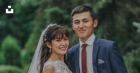 파란색 양복 재킷을 입은 남자와 꽃다발을 들고 있는 하얀 웨딩 드레스를 입은 여자 사진 Unsplash의 무료 러시아 이미지