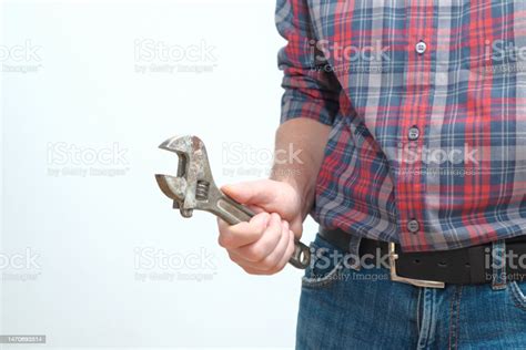 작업자 손과 렌치 배관 도구 배경 위에 렌치가 있는 배관공 손의 클로즈업 수리 및 기술 지원의 개념 Diy에 대한 스톡 사진 및 기타 이미지 Istock