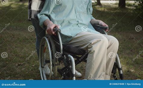 Una Jovencita Asi Tica Est Acariciando A Sus Novios Y Est N Hablando Juntos En El Parque