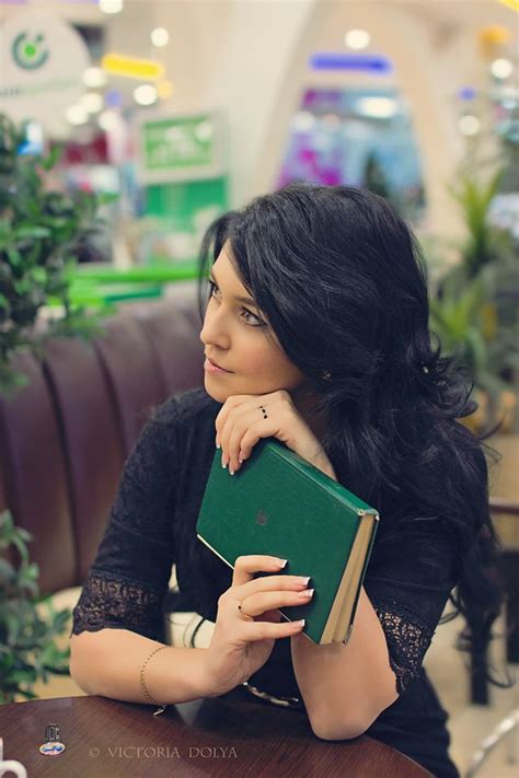 Девушка с книгой Libri