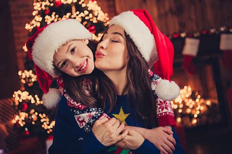 두 평화로운 사람들 어머니 딸 포옹 키스 뺨 새해 크리스마스 화환 조명 아파트 실내 사진 2명에 대한 스톡 사진 및 기타 이미지 2명 40 44세 8 9 살 Istock