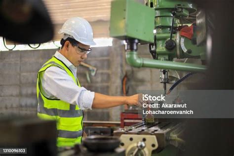 안전 하드 모자와 반사 천에 아시아 정비사 노동자는 공장에서 선반 기계와 함께 작업 25 29세에 대한 스톡 사진 및 기타 이미지 25 29세 강철 건설 산업