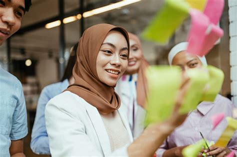 다양한 사무실에서의 팀워크 스티커 메모가 있는 브레인스토밍 세션 20 24세에 대한 스톡 사진 및 기타 이미지 20 24세 25 29세 45 49세 Istock