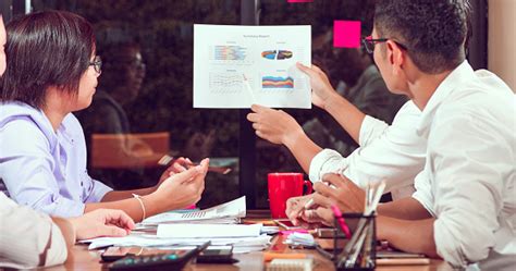 랩톱 컴퓨터와 그래프 금융 다이어그램백에서 작업 사무실 테이블에 아시아 기업인과 사업가 분석 문서 경영자에 대한 스톡 사진 및 기타 이미지 Istock