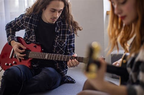 남자 친구와 여자 친구 즐기고 그들의 시간 함께 연주 일렉트릭 기타 에 홈 락가수에 대한 스톡 사진 및 기타 이미지 락가수 십대 소년 18 19세 Istock