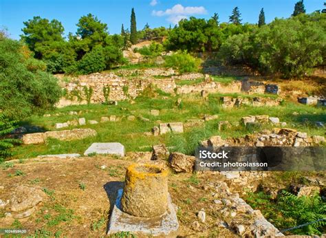 고 대 아고라의 아테네 아크로폴리스 배경에서와 그리스 고대의에 대한 스톡 사진 및 기타 이미지 고대의 교도소 로마 양식