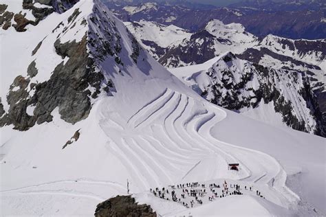 스키 트레일이 있는 눈 덮인 산의 공중 전망 · 무료 스톡 사진