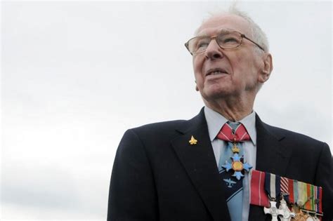 Faleceu Eric Winkle Brown O Mais Condecorado Piloto Da Royal Navy Poder Naval