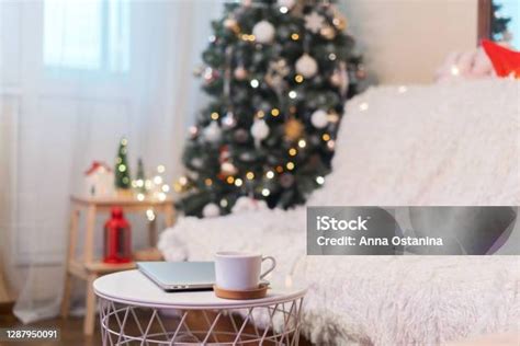 노트북과 커피 컵 크리스마스 배경 또는 인사말 카드 빛나는 눈 보케 흰색 배경의 겨울 휴가 겨울에 대한 스톡 사진 및 기타 이미지 Istock