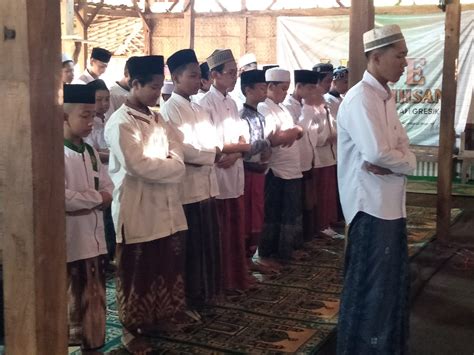 Santri Kirim Doa dan Shalat Ghaib untuk Korban Tragedi Kanjuruhan Malang - jurnal9.tv