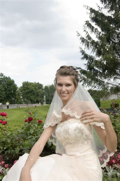 Novia Joven Imagen De Archivo Imagen De Verde Positividad
