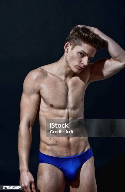 2029세의 성인 잘생긴 남성 젊은 남성이 블랙 백 앞에 서 있는 남성 남성 전용 남성 팬츠 세미 드레스 블랙 컬러 손 머리 20 24세에 대한 스톡 사진 및 기타 이미지