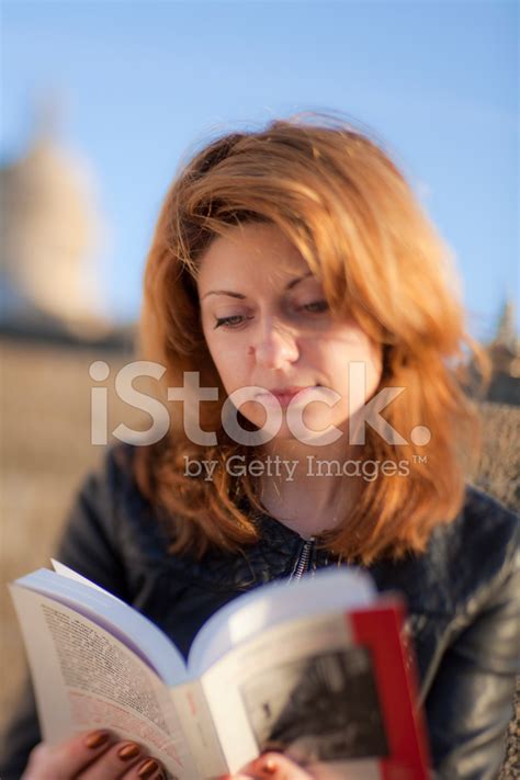 계단에서 책 읽는 소녀 스톡 사진 Freeimages