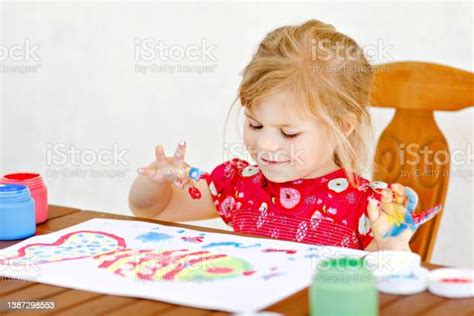 작은 창조적 인 유아 소녀는 물고기를 색칠 손가락으로 그림 활동적인 아이는 집에서 유치원에서 그리기와 재미를 아이들을위한 교육 및 거리 학습 삐걱 거리는 활동 가정 생활에