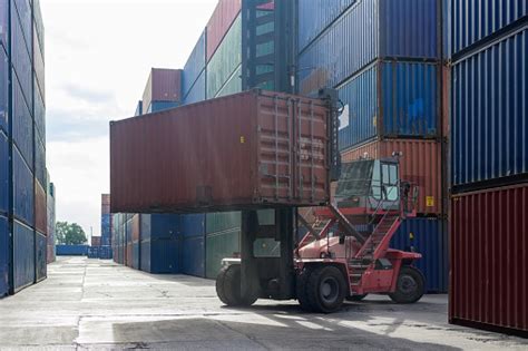 야드에서 컨테이너 상자를 적재하는 산업용 지게차 화물 항구 터미널 항구에서 컨테이너를 들어 올리는 크레인 화물 컨테이너가 있는