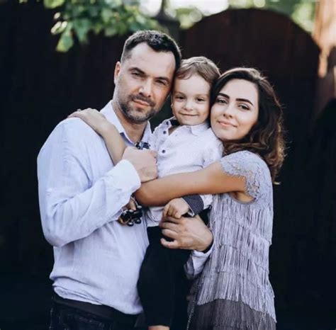 Миловидная девушка с ямочками на щеках жена Арестовича показала