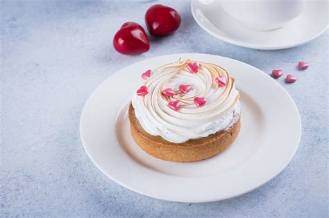 머 랭과 커피 레몬 타트 발렌타인 휴일 장식 우유 심 혼의 형태로 달콤한 Andies입니다 당신을 위해 빨간 종이 노트 메시지 카드 0명에 대한 스톡 사진 및 기타 이미지