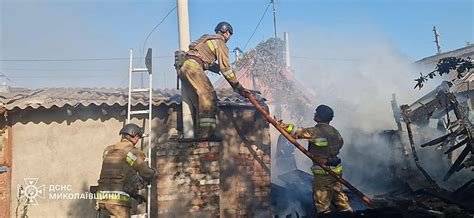 ВІЙНА РОСІЇ ПРОТИ УКРАЇНИ В ДСНС показали відео ліквідації наслідків ракетного удару по Очакову