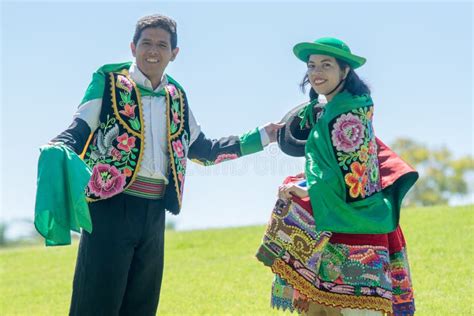 Mujer Que Baila La Danza De Huayno En El Fondo Blanco Foto De Archivo