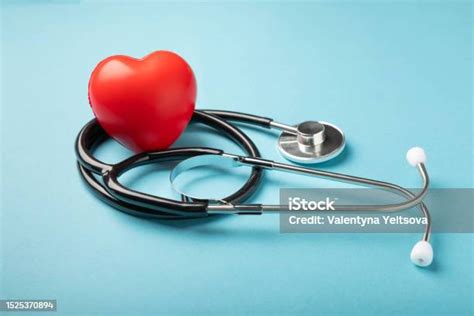파란색 배경에 검은색 청진기와 빨간색 하트가 닫힙니다 의료 텍스트를 위한 위치입니다 의학 개념입니다 심장학 개념입니다 심장에 대한 스톡 사진 및 기타 이미지 Istock