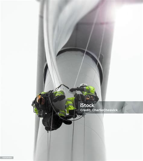 풍력 터빈의 팁에 블레이드 검사를 수행하는 로프 액세스 기술자 전기 연료 및 전력 생산에 대한 스톡 사진 및 기타 이미지