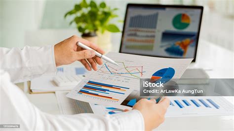 사업가는 사무실에서 노트북과 현대 계산기로 소득 차트와 그래프를 분석합니다 전략적 아이디어 가격에 대한 스톡 사진 및 기타 이미지 Istock