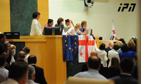 პარლამენტის სხდომათა დარბაზში დეპუტატებს შორის სიტყვიერი დაპირისპირებაა Knews Ge