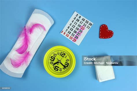 위생 패드 시계 달력에 파란색 개인 위생 여성 위생의 개념 중요한 날 혈액 주기 생리 주기 0명에 대한 스톡 사진 및 기타