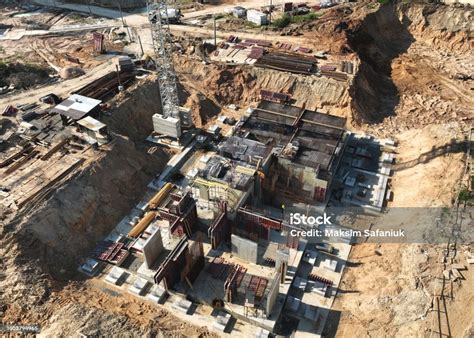 모 놀리 식 강화 건물을위한 기초가있는 건설 현장 모 놀리 식 슬래브 기초와 콘크리트 붓기 0명에 대한 스톡 사진 및 기타 이미지 Istock