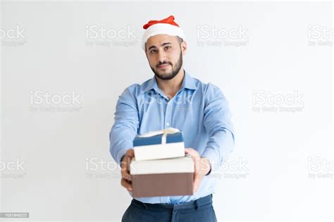 산타 클로스 모자를 착용 하 고 선물 상자를 주는 심각한 남자 개념에 대한 스톡 사진 및 기타 이미지 개념 긍정적인 감정 표현 기업 비즈니스 Istock