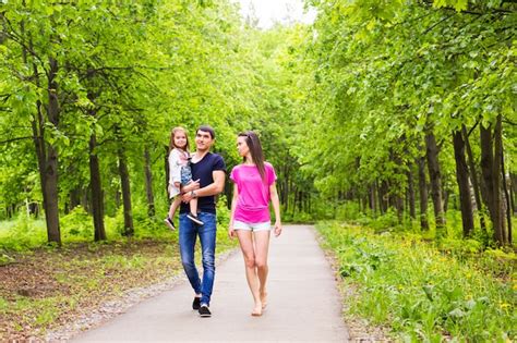Pai Filha E Mãe Caminhando Ao Ar Livre Família Feliz Foto Premium