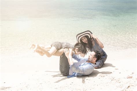 서로 들고 해변에 젊은 가족 해변 함께 포옹에 젊은 행복 Interracial 가족 아시아 여자 백인 남자 젊은 여자입니다 젊은 혼합된 인종 가족 개념입니다 가족에 대한