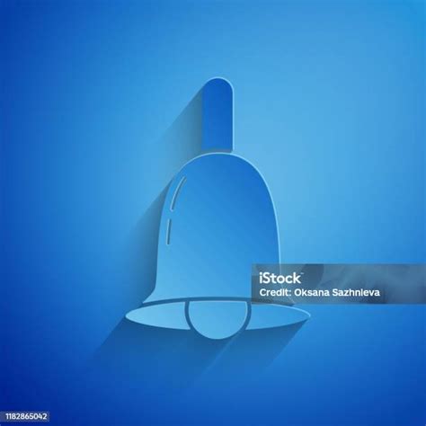 파란색 배경에 분리 된 종이 컷 벨 아이콘을 잘라 알람 기호 서비스 벨 핸드 벨 기호 알림 기호입니다 종이 아트 스타일입니다 벡터 일러스트레이션 기민에 대한 스톡 벡터 아트