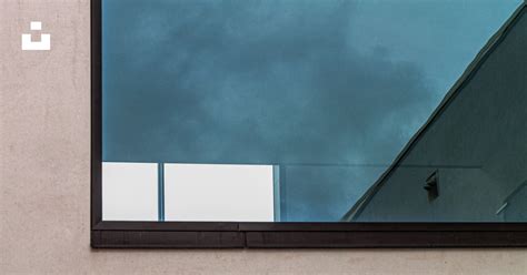 회색 콘크리트 벽에 검은 액자 유리 창 사진 Unsplash의 무료 뮌스터 이미지