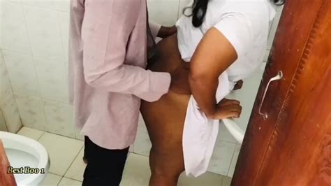 ඇය සිටියේ වොෂ් රූම් එකේය