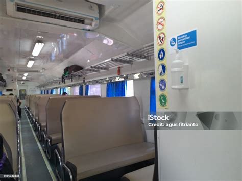 Kelas Ekonomi Kereta Api Di Indonesia Foto Stok Unduh Gambar Sekarang
