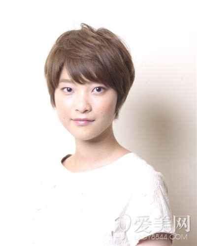 甜美齐刘海女生短发 方脸发型 短发 新浪时尚 新浪网