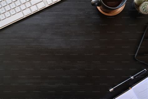 사무실 가제트와 복사 공간이 있는 어두운 나무 테이블 상단의 탑 뷰 사진 Unsplash의 테이블 상단보기 이미지
