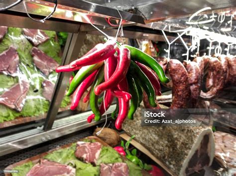 레스토랑 내부의 정육점의 고기 부서 다양한 종류의 고기가 질서 있고 창의적인 방식으로 제공됩니다 카페에서 음식이 있는 선반 가득 찬에 대한 스톡 사진 및 기타 이미지