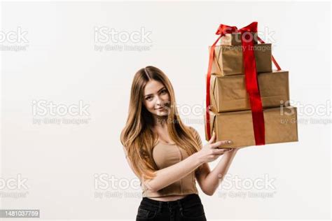 하얀 바탕에 선물이 있는 선물 상자를 들고 있는 행복한 예쁜 젊은 여자 생일 또는 기타 휴일에 이벤트 축하 및 선물 받기 20 24세에 대한 스톡 사진 및 기타 이미지