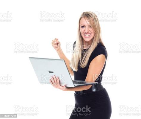 프론트 뷰 1인 웨스트 업 2029세 성인 미모 금발 머리 코카서스 여성 젊은 여성 사업가 비즈니스 맨 스탠딩 비즈니스웨어 드레스 슈트 랩톱 컴퓨터를 사용 하 여 축하 20