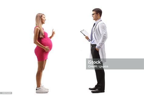 남성 산부인과 의사에게 설명하는 임산부의 전체 길이 프로필 샷 남자에 대한 스톡 사진 및 기타 이미지 남자 미소 설명하기 Istock