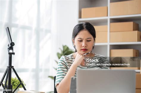 중소기업 스타트업 Sme 소유주 기업가 실패한 비즈니스 온라인 쇼핑을 가진 아시아 여성은 울고 진지한 얼굴로 불행한 기분을