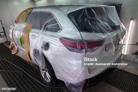 흰색 자동차 바디 수리에 대 한 워크샵에서 Suv를 그림 자동차와 종이로 덮여 페인트 타격에서 포함 가리기에 대한 스톡 사진 및 기타 이미지 Istock