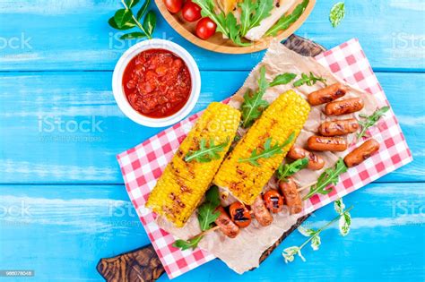 나무 접시와 소시지 주스 고 파란색 배경에 샐러드에 구운된 야채 여름 저녁 식사입니다 텍스트에 대 한 여유 공간입니다 공간 복사 0명에 대한 스톡 사진 및 기타 이미지