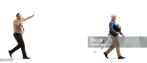 돈으로 가득 찬 여행 가방을 가진 남자를 따라 경비원의 전체 길이 프로필 샷 2명에 대한 스톡 사진 및 기타 이미지 2명 50 54세 55 59세 Istock