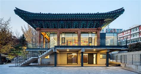 유리상자 위 날렵한 처마 21세기 하이브리드 한옥