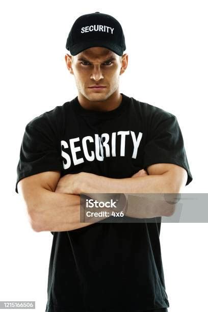 백인 젊은 남성 보안 직원 야구 모자를 착용 흰색 배경 앞에 서 보안 요원에 대한 스톡 사진 및 기타 이미지 보안 요원 흰색 배경 20 29세 Istock